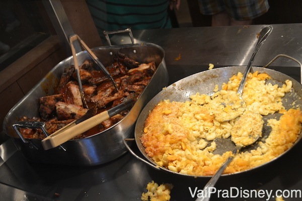 Mickey's Backyard BBQ: churrasco e festa com o Mickey