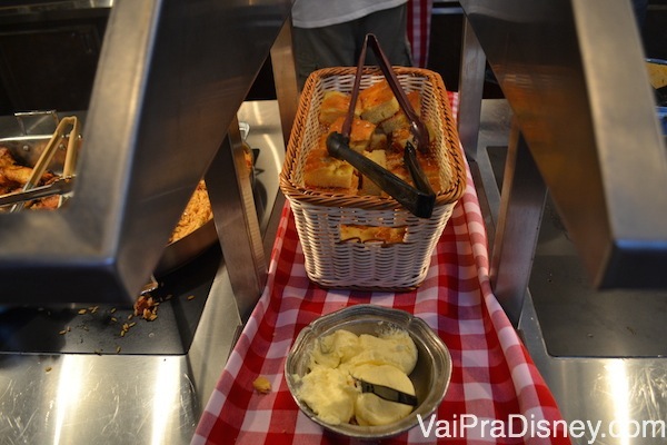 Mickey's Backyard BBQ: churrasco e festa com o Mickey
