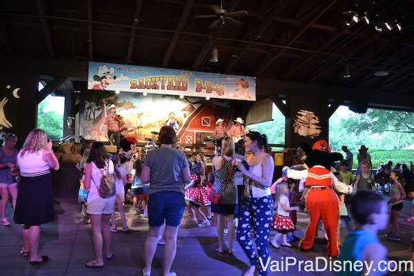 Mickey's Backyard BBQ: churrasco e festa com o Mickey