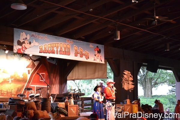 Mickey's Backyard BBQ: churrasco e festa com o Mickey