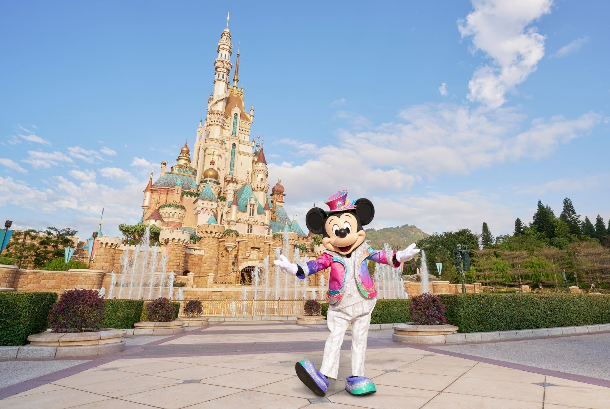 Disney de Hong Kong mostra roupinha do Mickey para celebração dos 20 ...